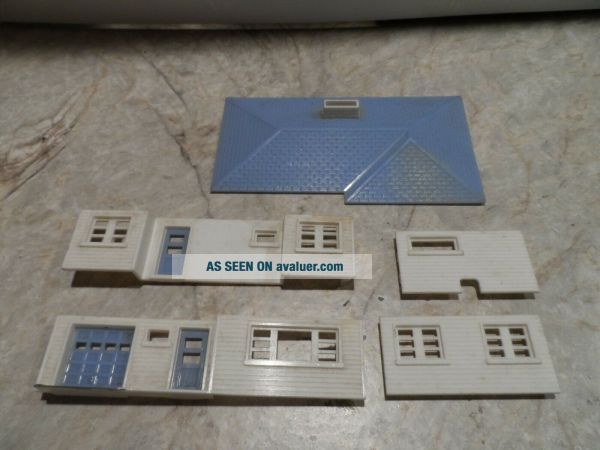 PLASTICVILLE HO SCALE RANCH HOUSE WHITE AND BLUE ROOF | #32106225