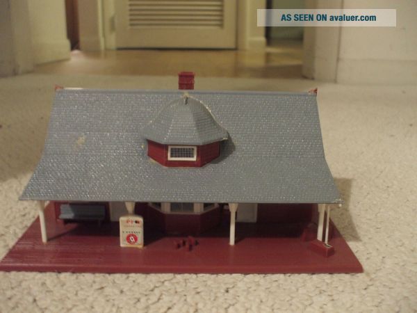 VINTAGE ASSEMBLED REVELL MODEL KIT HO SCALE RAILROAD SMALL TOWN STATION ...