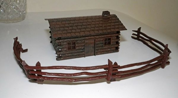 VINTAGE PLASTICVILLE LOG CABIN WITH FENCE MODEL TRAINS O SCALE | #59650665